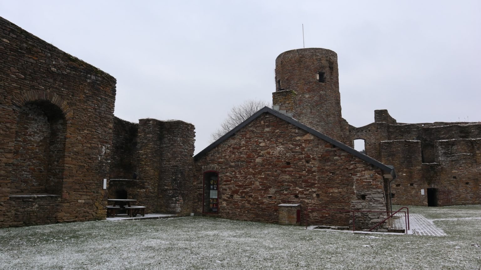 Castelos da Bélgica: ruínas do castelo Burg-Reuland | Receita de Viagem